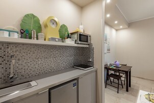 Estúdio conforto, 1 cama de casal, sacada | Cozinha privada | Cafeteira/chaleira, geladeira, micro-ondas, cooktop