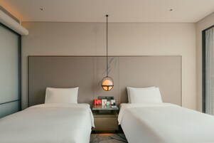 Edredões de penas, minibar, cofre no quarto, cortinas/cortinados opacos