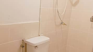 Estúdio clássico | Banheiro | Chuveiro, toalhas de banho, sabonete, shampoo