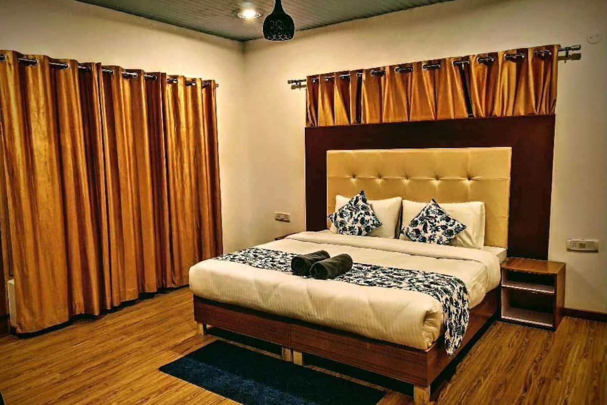 Quarto Duplo Deluxe, vista para a colina | Secretária, secretária adequada para computadores portáteis