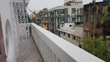 Quarto quádruplo luxo, sacada, vista para a cidade | Vista da sacada