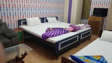 Quarto triplo luxo | Escrivaninha, Wi-Fi de cortesia