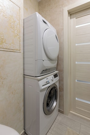 Apartamento, ar condicionado, Vista para a cidade | Casa de banho | Um polibã, toalhas fornecidas, sabão, champô
