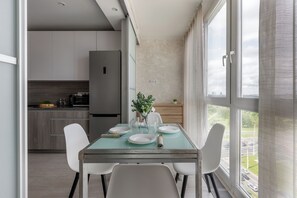 Apartamento, ar condicionado, Vista para a cidade | Cozinha privada | Um frigorífico, um micro-ondas, um forno, uma placa de cozinha