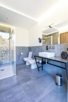 Quarto Triplo Básico | Casa de banho | Um polibã, um secador de cabelo, toalhas fornecidas, sabão 