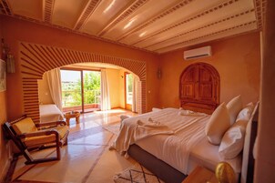 Quarto casal standard | Cofres nos quartos, quartos à prova de som, Wi-Fi de cortesia