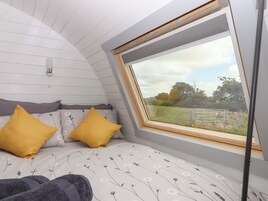 1 quarto, com decoração personalizada, com mobília individualizada 