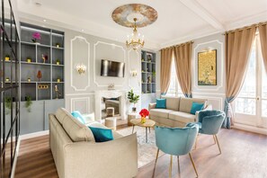 Apartamento conforto, sacada, vista para a cidade | Área de estar | Escritórios