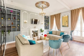 Apartamento conforto, sacada, vista para a cidade | Ărea de estar | EscritĂłrios