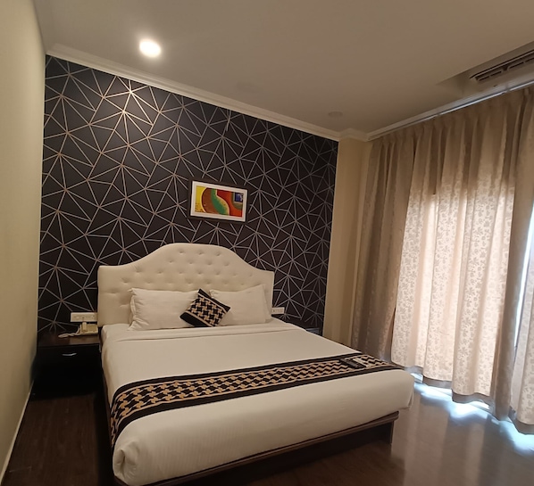 Quarto casal luxo, sacada | Ferros/tábuas de passar roupa, Wi-Fi de cortesia