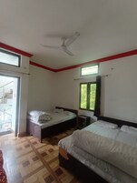 Quarto quádruplo clássico, sacada, vista para a montanha | Quartos à prova de som, roupa de cama