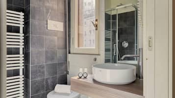 Apartamento, 2 quartos, sacada | Banheiro | Chuveiro, produtos de toalete grátis, secador de cabelo, bidê