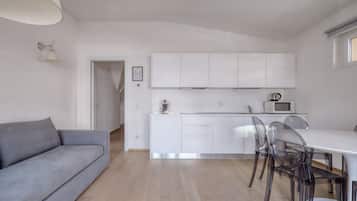 Apartamento, 2 quartos, sacada | Área de estar | TV de tela plana 32 polegadas com canais a cabo