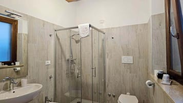 Casa de banho | Um polibã, um secador de cabelo, toalhas fornecidas, sabão