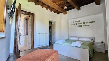 Quarto Triplo, vista para a montanha | Secretária, Wi-fi grátis