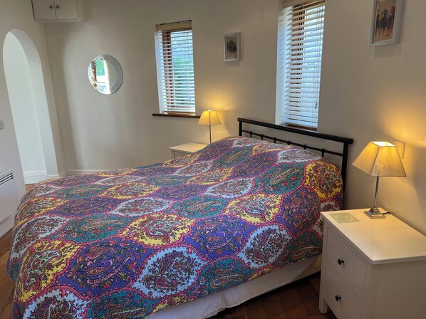 1 quarto, com decoração personalizada, com mobília individualizada