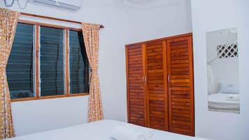 Casa de campo superluxo, vista para a piscina | Cofres nos quartos, ferros/tábuas de passar roupa, Wi-Fi de cortesia