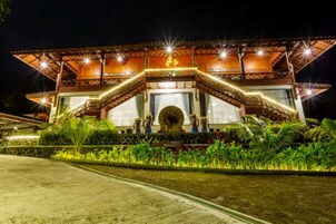 Um edifício de dois andares com fachada de madeira e entrada central.