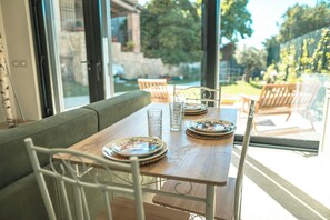 Suíte estúdio superior, varanda, vista para o jardim | Área de estar