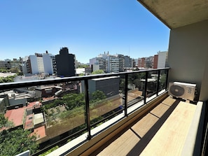 Apartamento, vista para a cidade | Sacada