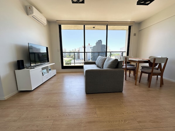 Apartamento, vista para a cidade | Área de estar