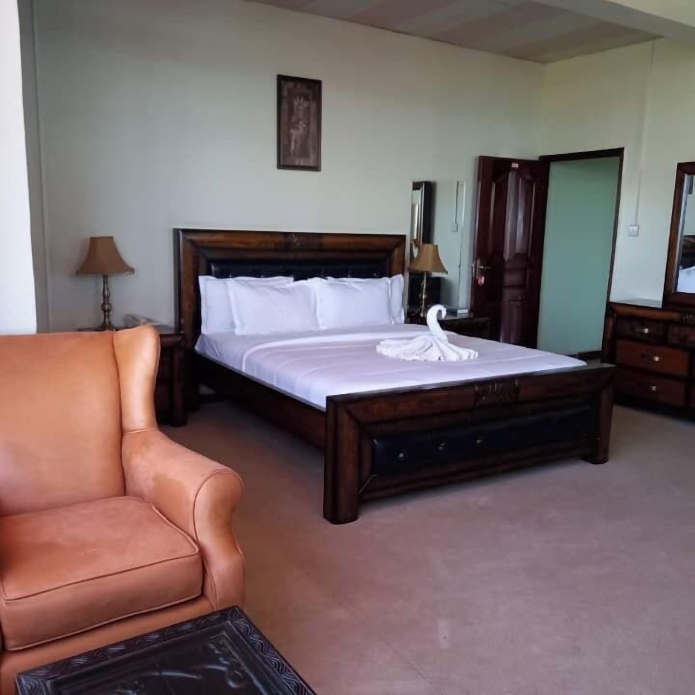 Quarto solteiro executivo | Wi-Fi de cortesia, roupa de cama