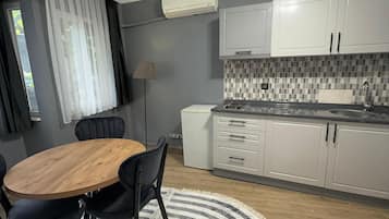 Quarto Económico | Cozinha privada | Minifrigorífico, uma placa de cozinha