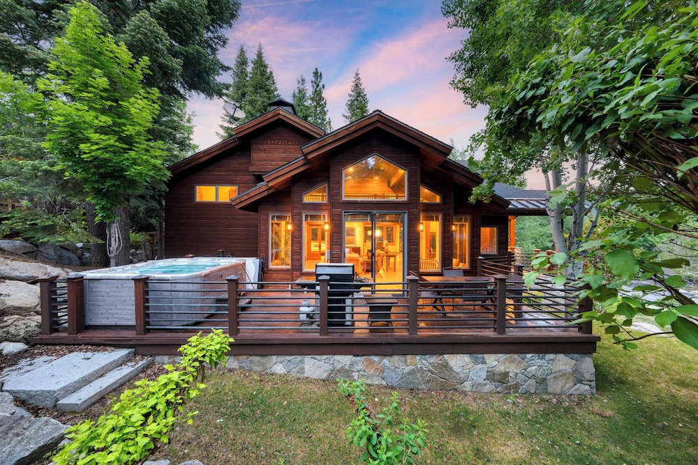 Cedars At Palisades By Avantstay Hot Tub, Resort Access, And Mountain Views - Tahoe City, CA