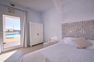 Quarto Triplo Deluxe, vista para o pátio | Wi-fi grátis 