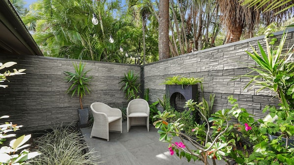 Private Tropical Retreat With Pool Walk To Trinity Beach - 팜 코브