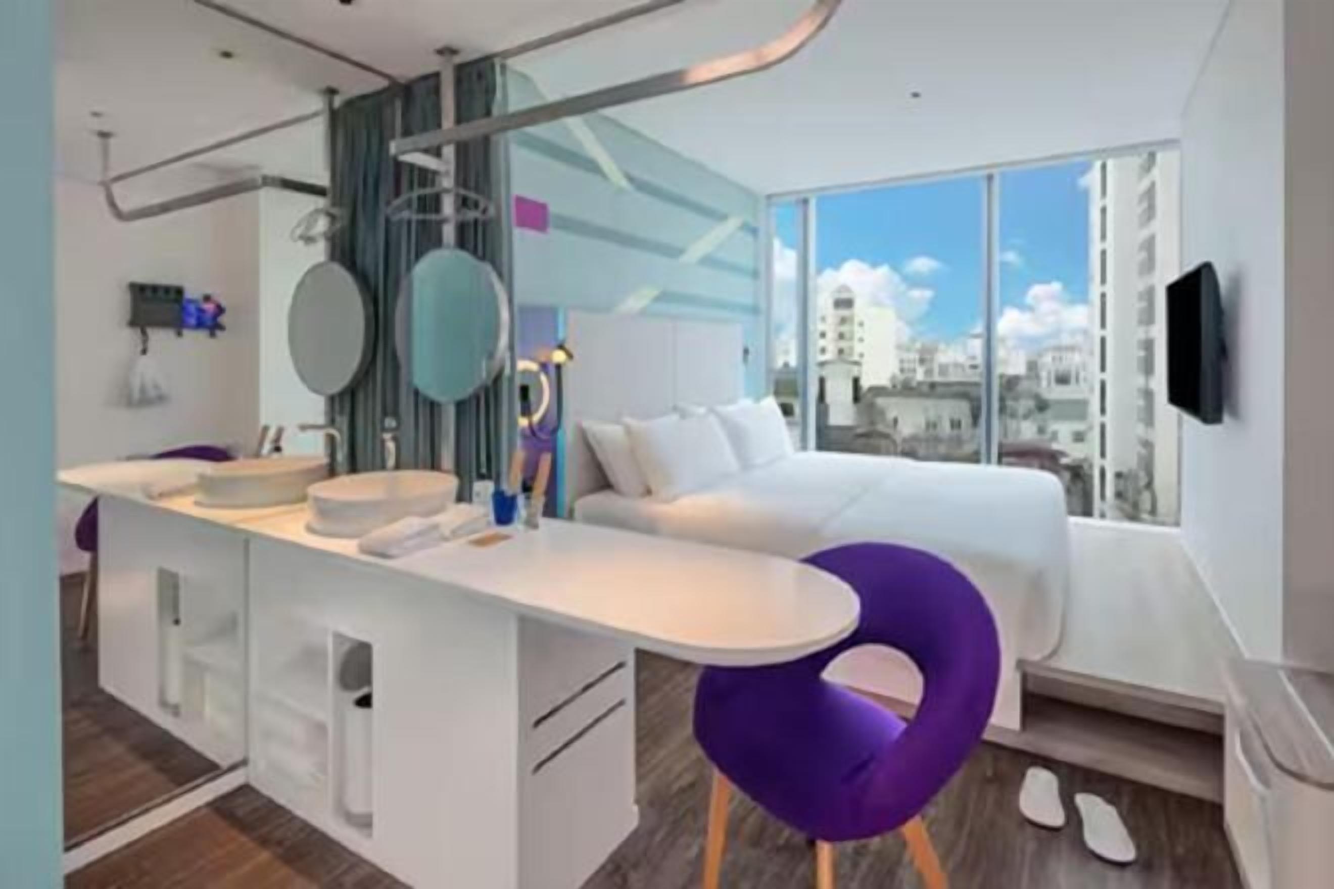 Cofres nos quartos, escrivaninha, espaço de trabalho para notebook