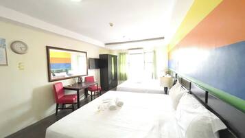 Quarto família | Escrivaninha, camas extras/dobráveis (sobretaxa), roupa de cama