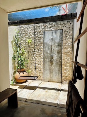 Quarto de Luxo, vista para a piscina | Casa de banho | Chinelos, sabão, champô, papel higiénico