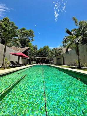 2 piscinas exteriores, da(s) 8:00 à(s) 20:00, guarda-sóis