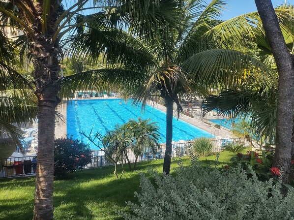 6 piscinas exteriores, guarda-sóis, espreguiçadeiras 
