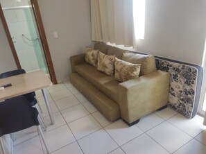 Quarto Quádruplo Básico, varanda, vista para o pátio | Sala de estar