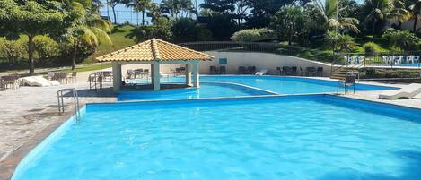 Apartamento Básico | Piscina | 6 piscinas exteriores, guarda-sóis, espreguiçadeiras