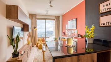 Apartamento | Kitchenette privada | Minifrigorífico, um micro-ondas, uma placa de cozinha