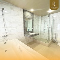 Quarto Duplo Superior, varanda, vista para a piscina | Casa de banho | Artigos de higiene pessoal grátis, um bidé, toalhas fornecidas, sabão