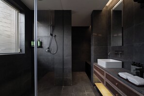 Suite Familiar, vista para o pátio | Casa de banho | Um polibã, um secador de cabelo, toalhas fornecidas, champô 