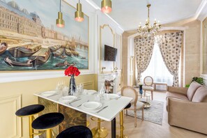 Apartamento, Vista para a cidade | Sala de estar | Escritórios 