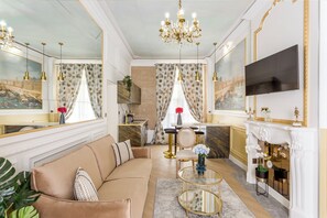 Apartamento, Vista para a cidade | Sala de estar | Escritórios 