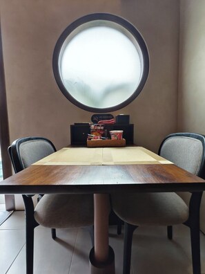 Quarto luxo | Opções para refeição no quarto