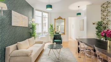 Apartamento, Vista para a cidade | Sala de estar | Escritórios