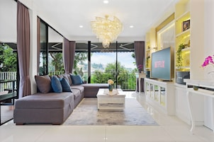 Villa, 4 quartos, Vista para a cidade | Sala de estar | Smart TV de 55 polegadas com canais por cabo, Netflix