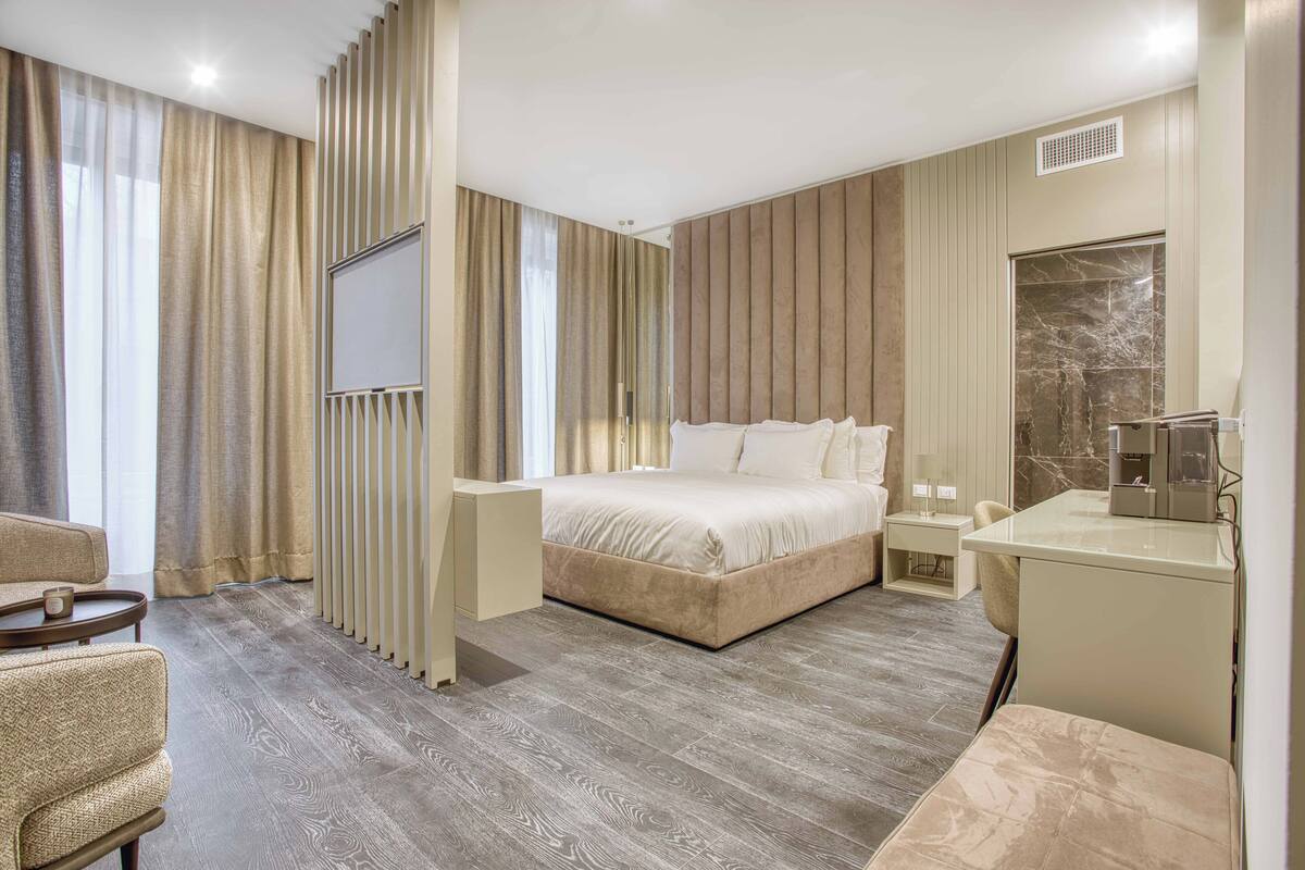 Suíte luxo, 1 cama de casal | Frigobar, cofres nos quartos, escrivaninha