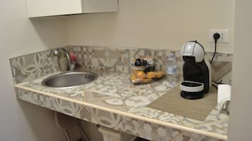 Quarto triplo luxo, varanda | Cozinha privada | Geladeira