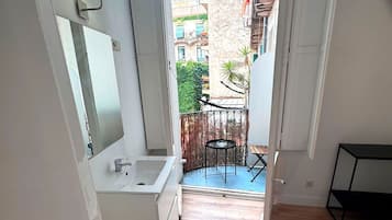 Quarto Duplo Básico, vista para o pátio | Wi-fi grátis