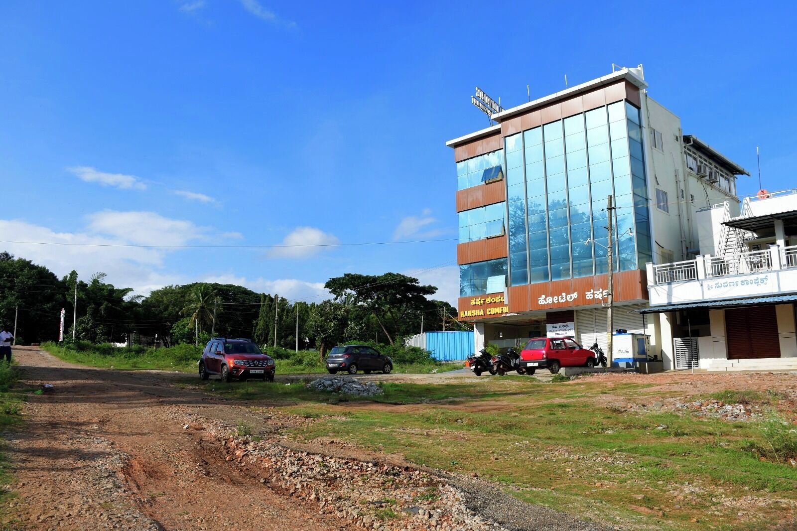 Um edifício de vários andares com uma placa indicando 