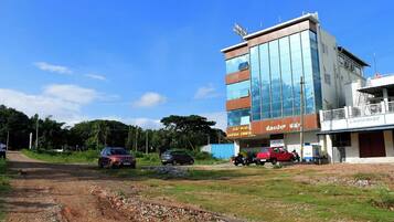 Um edifício de vários andares com uma placa indicando